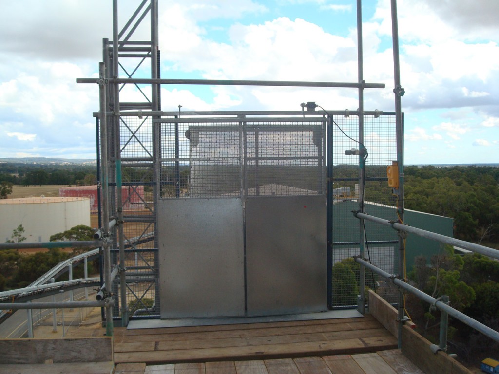 PT2000 - 2000KG Man & Materials Hoist