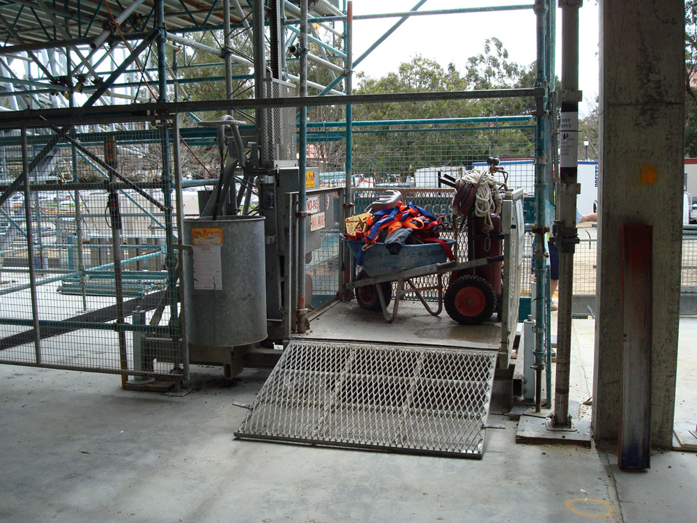 Construction Hoists – DE JONG