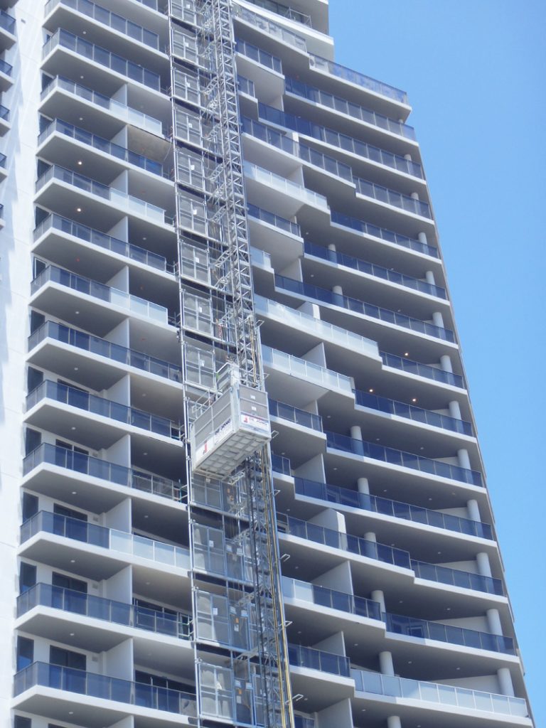 SC3237 – 3200KG MAN & MATERIALS HOIST